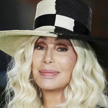 Cher si fidanza e scherza sulla differenza di età - ANSA Voice daily - Podcast en iVoox