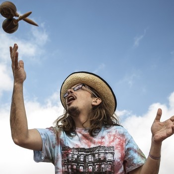 Guillem Solé, la voz, las letras y las alas de Búhos - La Playa. El ...
