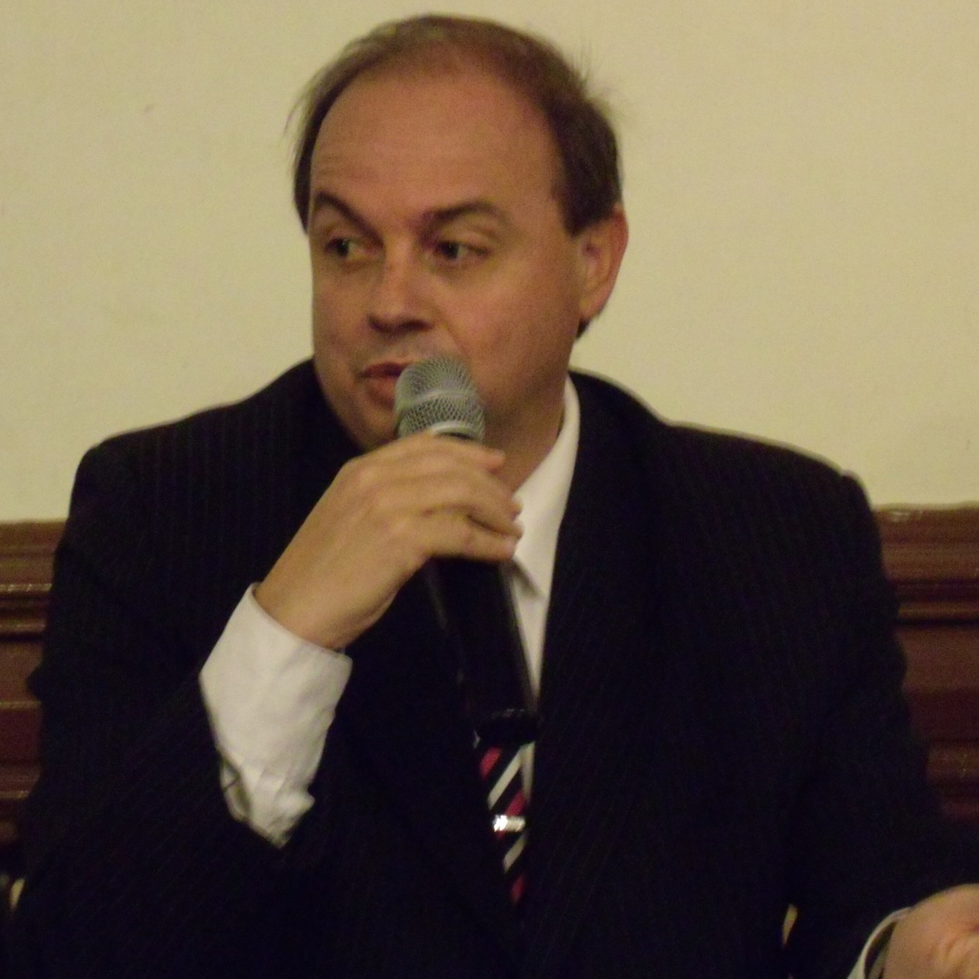 Gabriel Pombo hablando sobre asesinos en serie en Podcast de Nibia ...