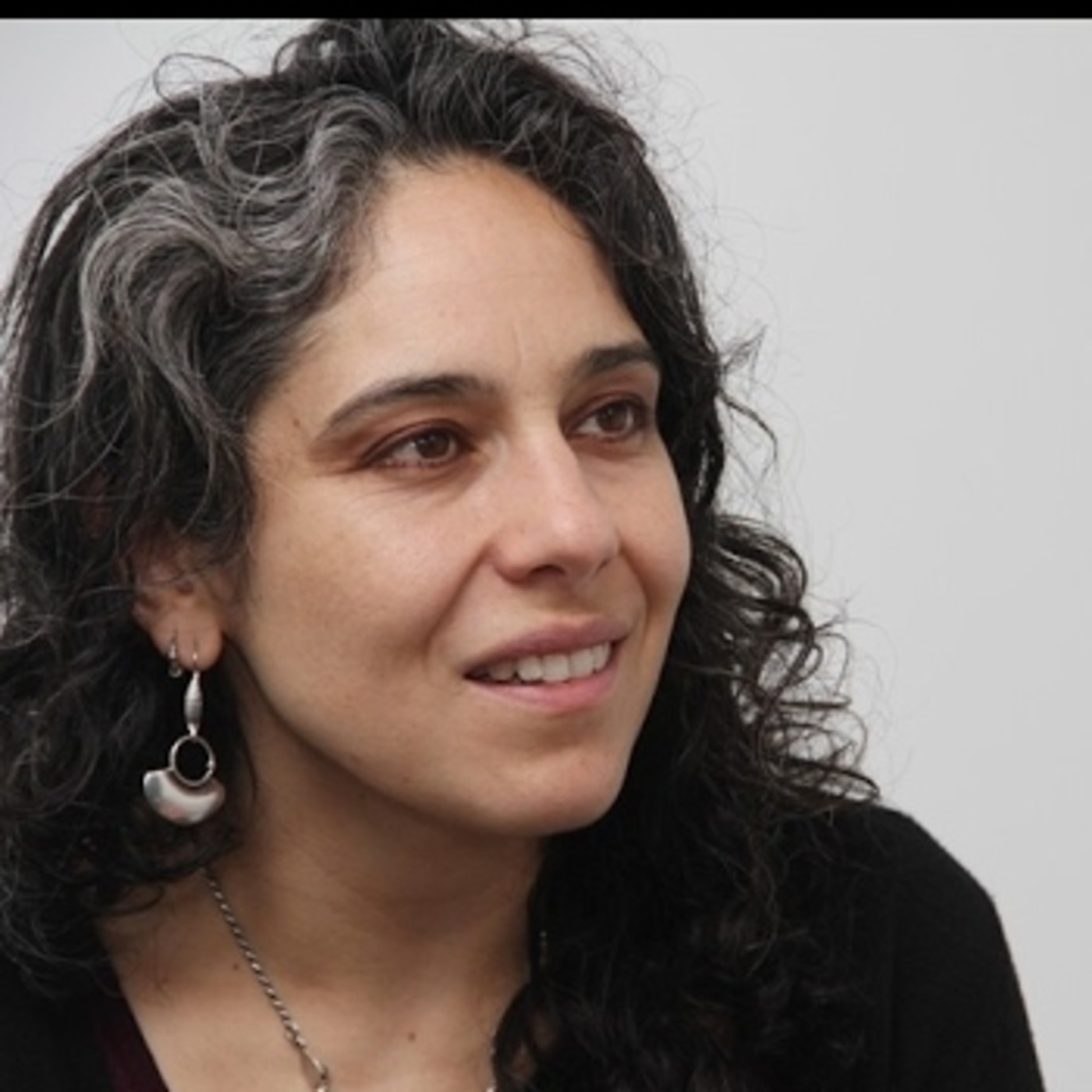 Mientras trabaja en la Memoria histórica de Colombia, María José ...